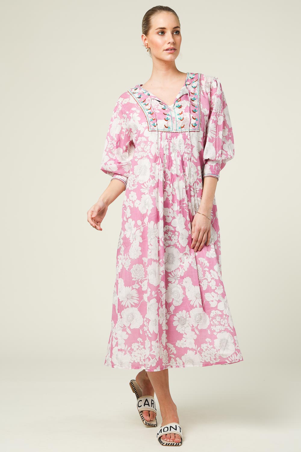 Hand geborduurde maxi jurk Peony | roze | Antik Batik | Little Soho