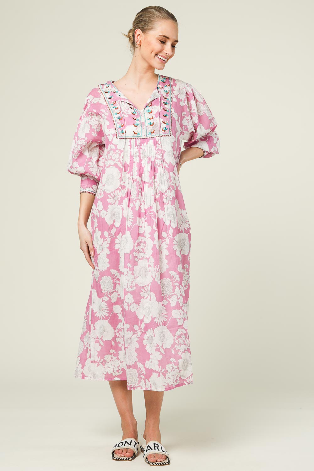 Hand geborduurde maxi jurk Peony | roze | Antik Batik | Little Soho