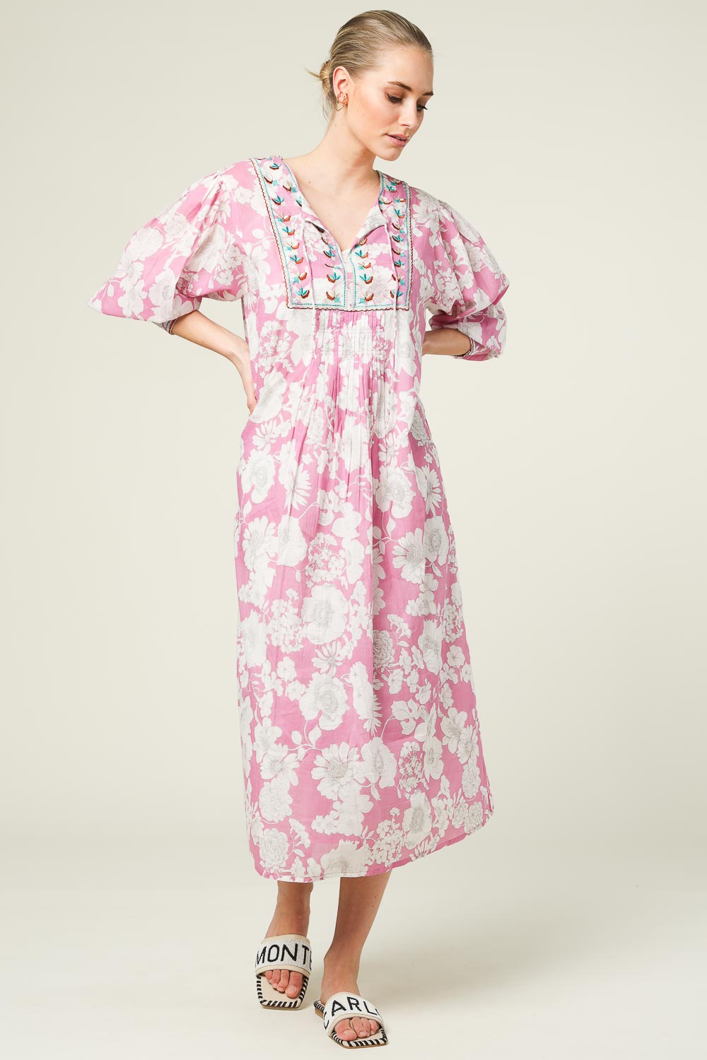 Hand geborduurde maxi jurk Peony | roze | Antik Batik | Little Soho