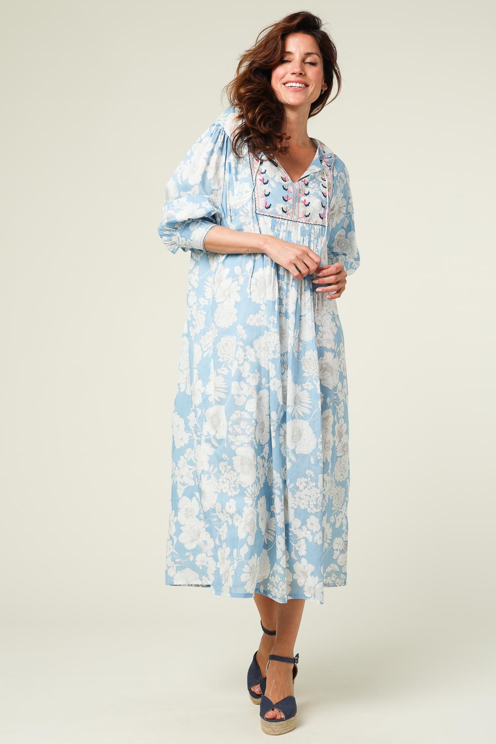Hand geborduurde maxi jurk Peony | blauw | Antik Batik | Little Soho