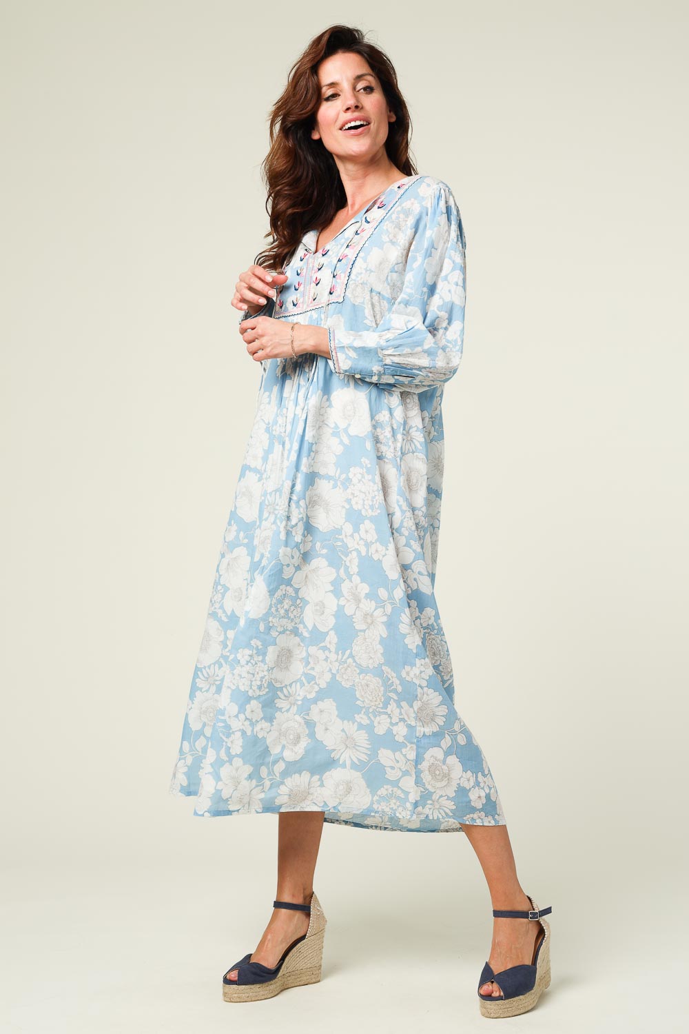 Hand geborduurde maxi jurk Peony | blauw | Antik Batik | Little Soho