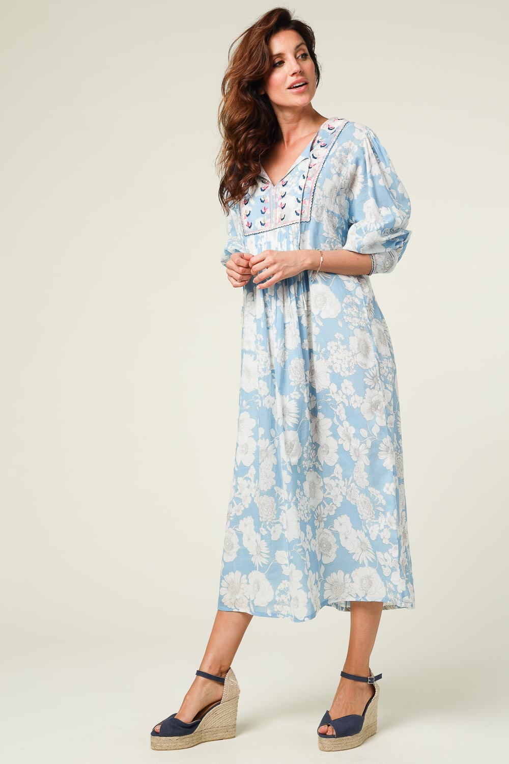 Hand geborduurde maxi jurk Peony | blauw | Antik Batik | Little Soho