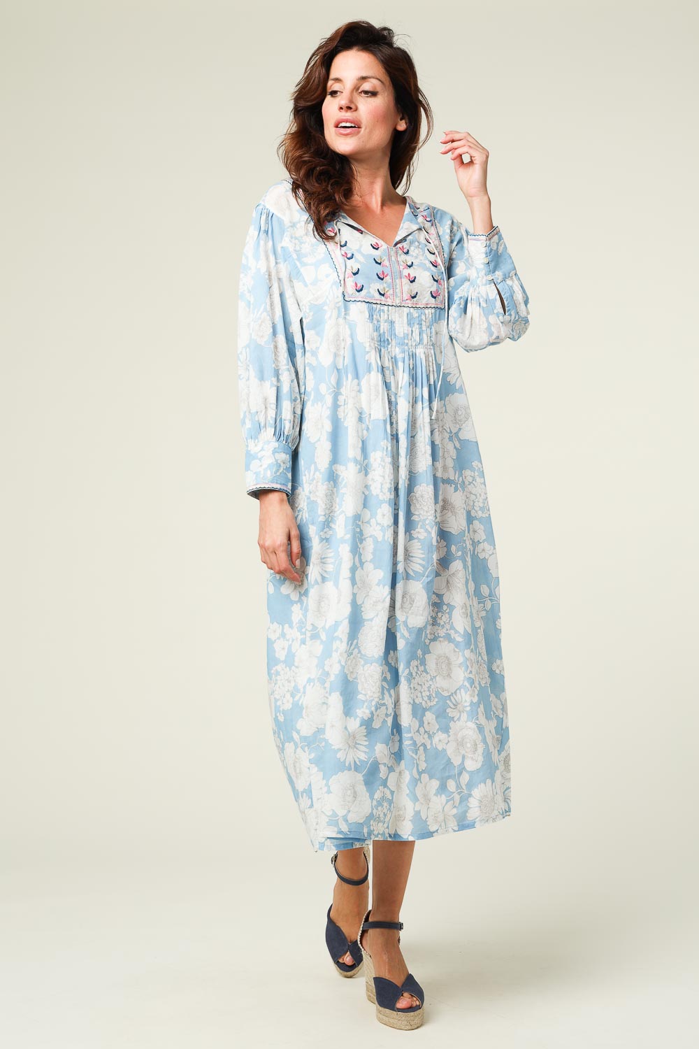 Hand geborduurde maxi jurk Peony | blauw | Antik Batik | Little Soho