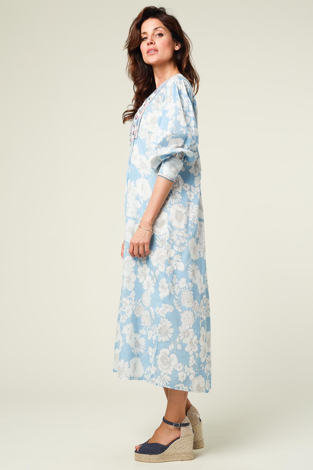 Hand geborduurde maxi jurk Peony | blauw | Antik Batik | Little Soho
